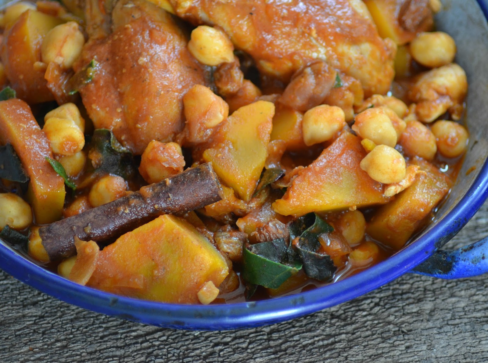 Stoofpot: Kip met pompoen en kikkererwten in tomatensaus